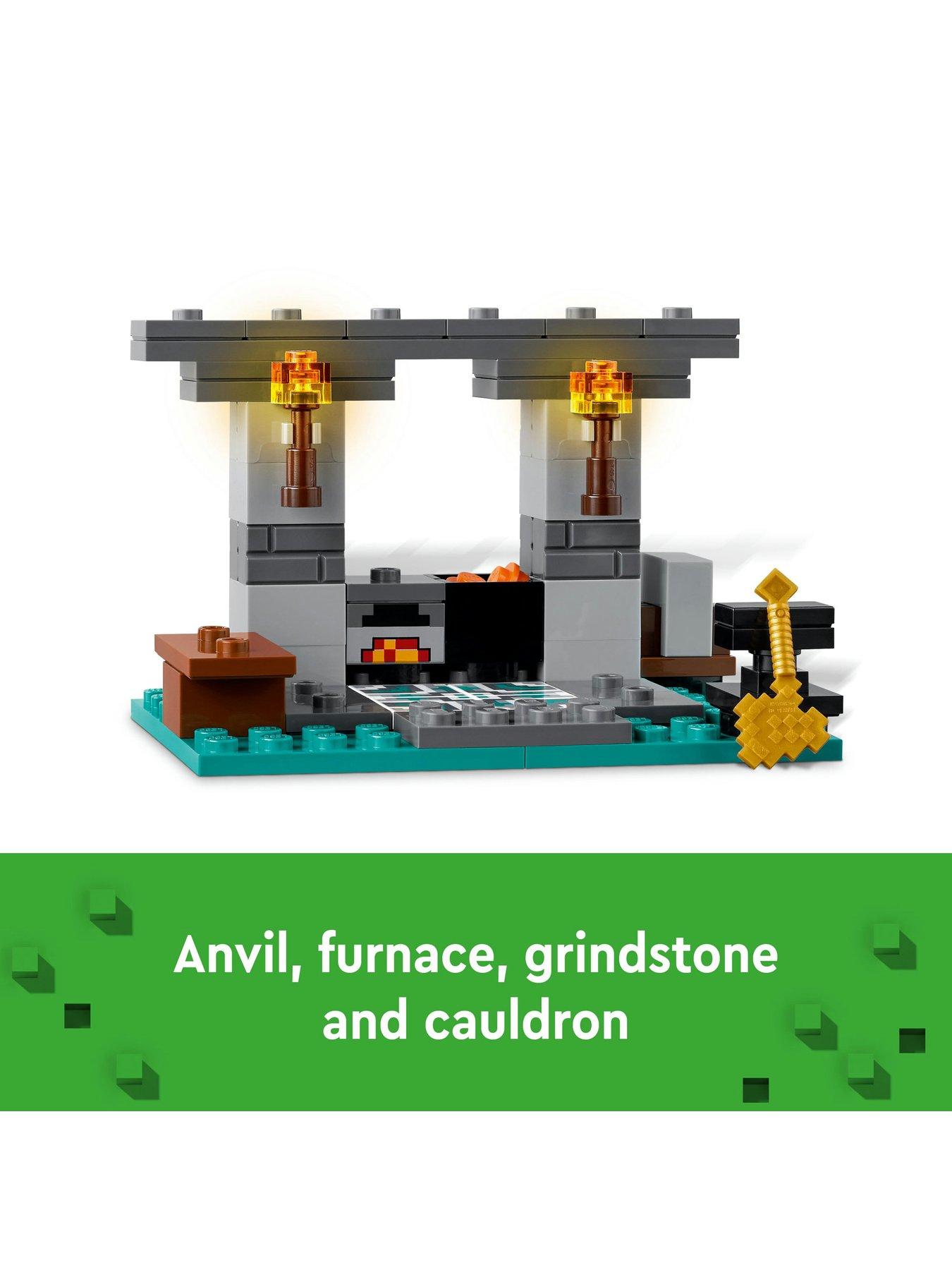 LEGO Minecraft The Armoury Toy with Figures 21252 | Very