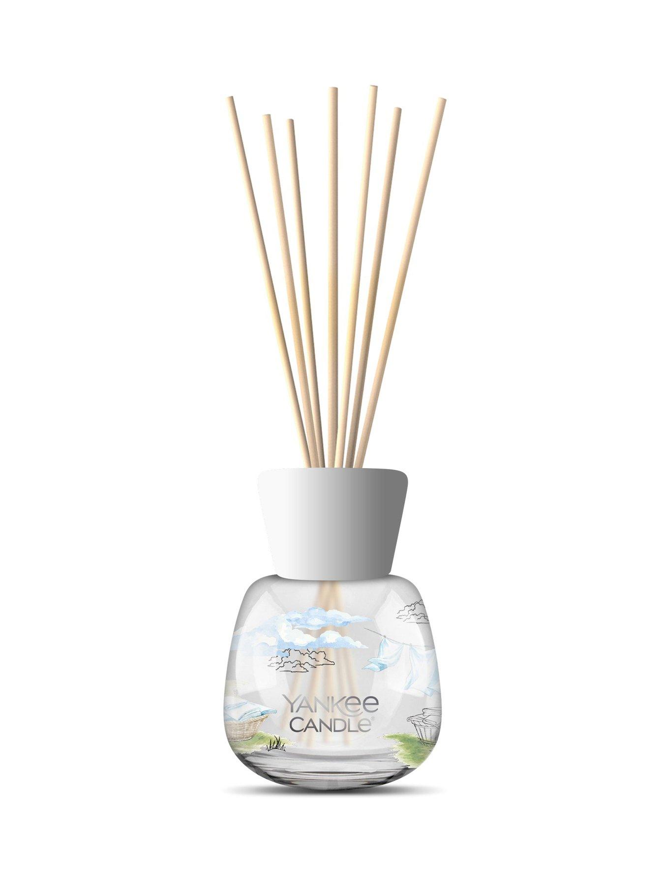 Yankee Candle Signature Clean Cotton Medium Jar with Clean Cotton Reed Diffuser | Very