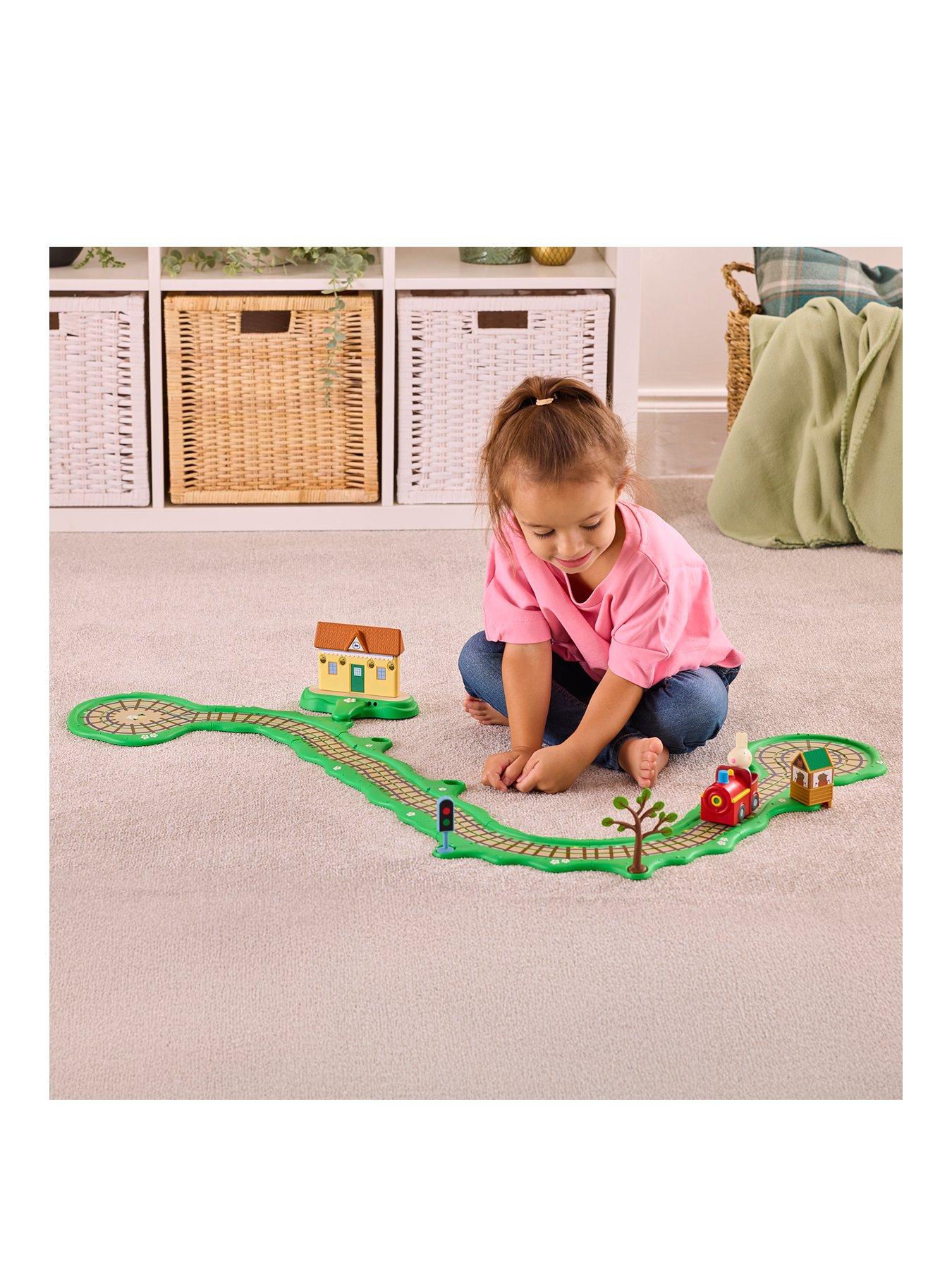 Peppa Pig Whizz Around Clickety Clack Train Set | Very