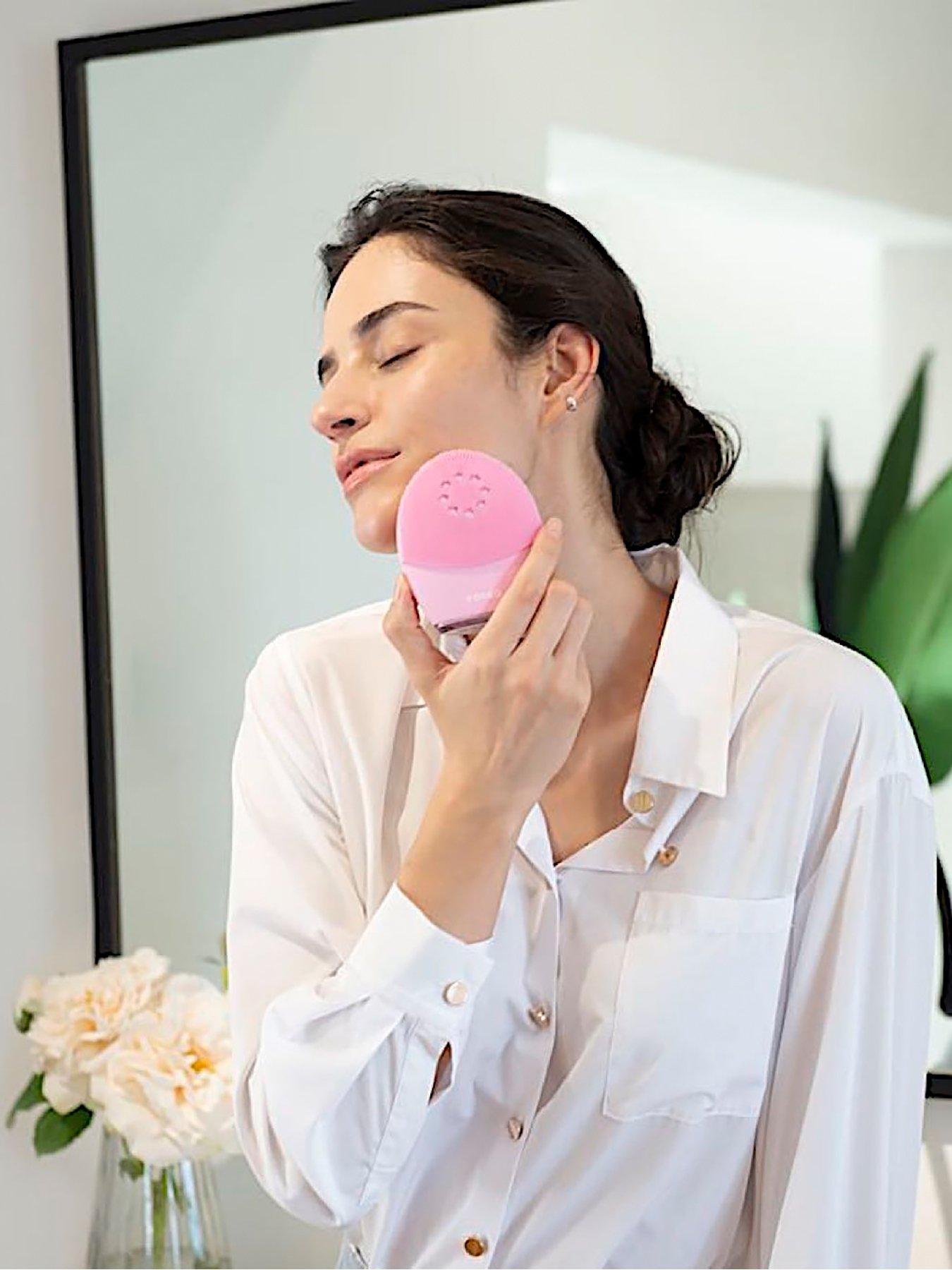 FOREO LUNA 4 Plus Facial Cleansing Device - Microcurrent & Red Light ...