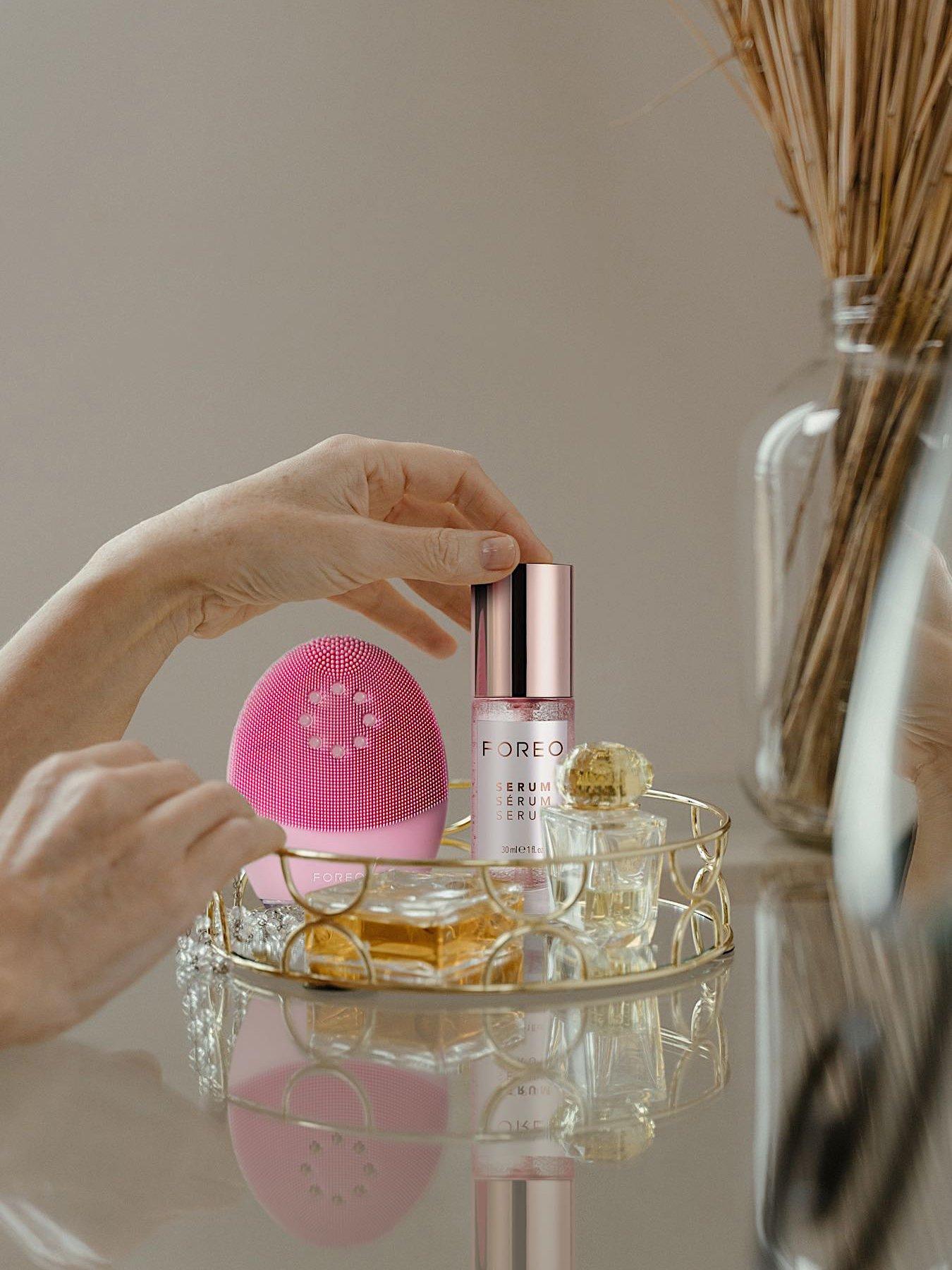 FOREO LUNA 4 Plus Facial Cleansing Device - Microcurrent & Red Light ...